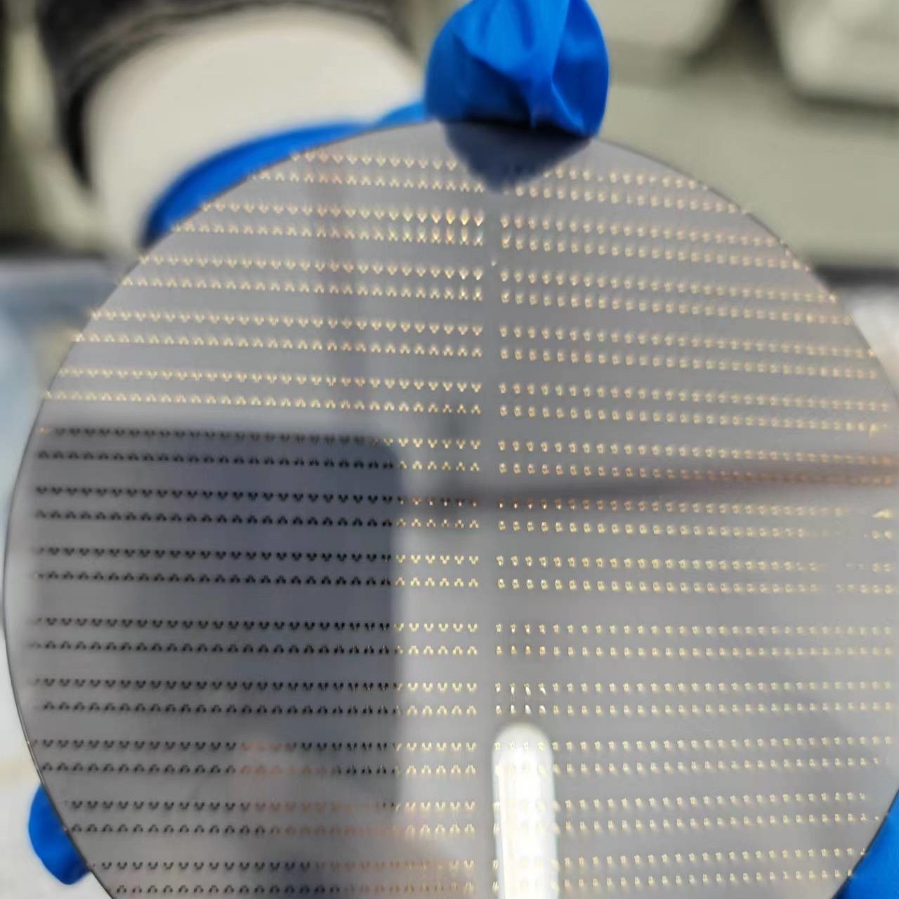 Interdigital 변형기 만들기를 위한 압전 리튬 Niobate 웨이퍼는 보았습니다